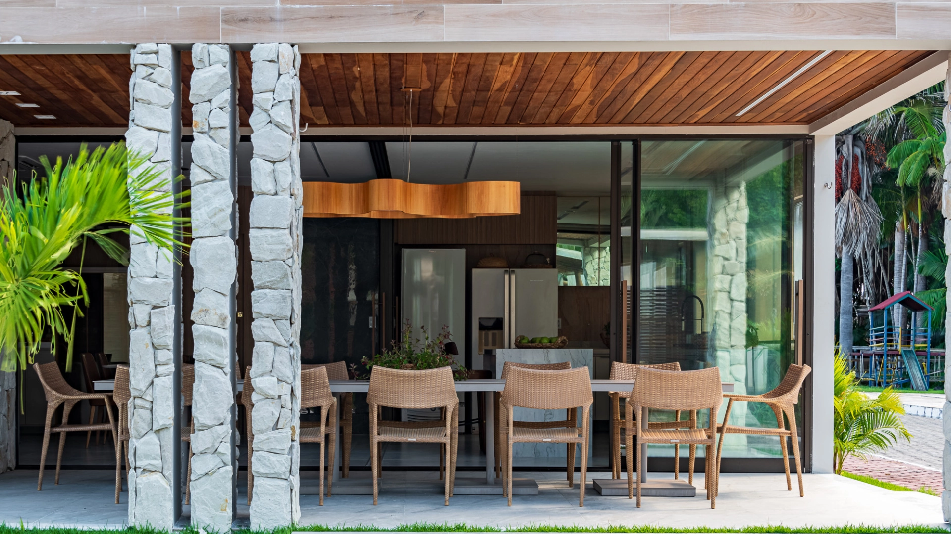 Roll Door: movimento suave, presença marcante.